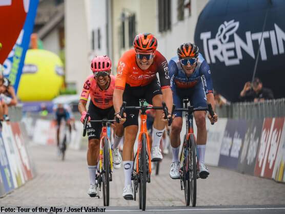 Tobias Foss, primer líder del Tour de los Alpes tras una explosiva etapa
