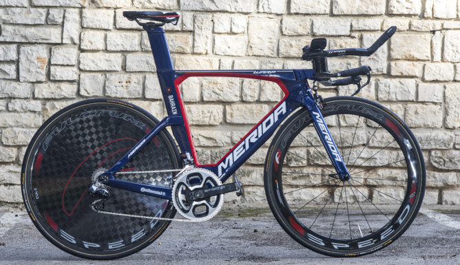 El equipo Bahrain-Merida se concentra y presenta sus bicicletas