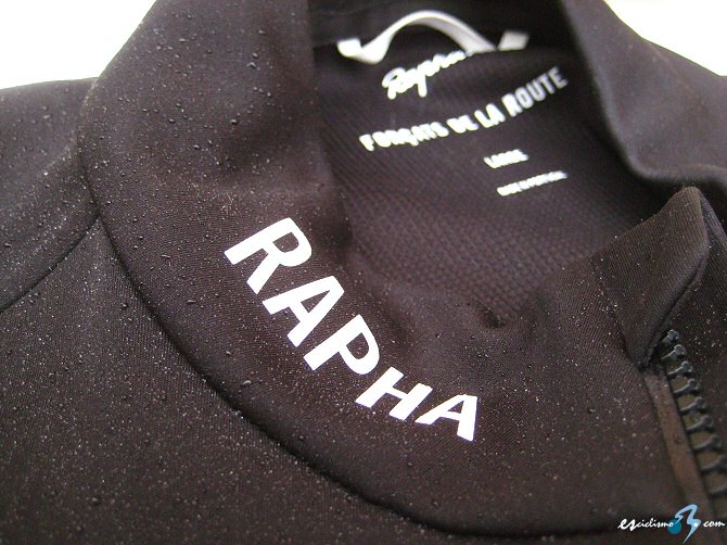 Ponemos a prueba la chaqueta Rapha Pro Team Softshell. Protección `pro´ contra viento y lluvia