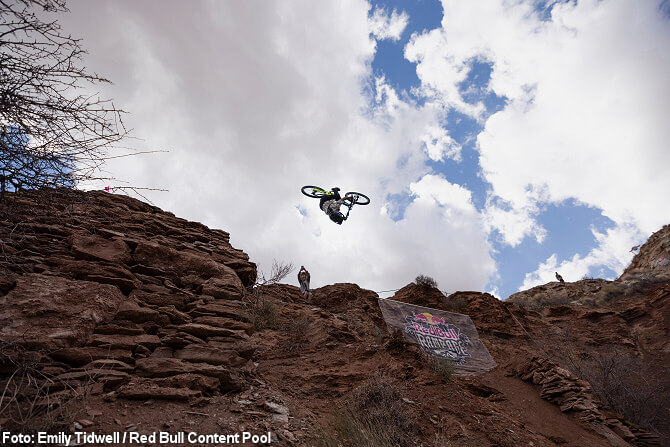 Robin Goomes revalida su título en el Red Bull Rampage femenino 2025 ...